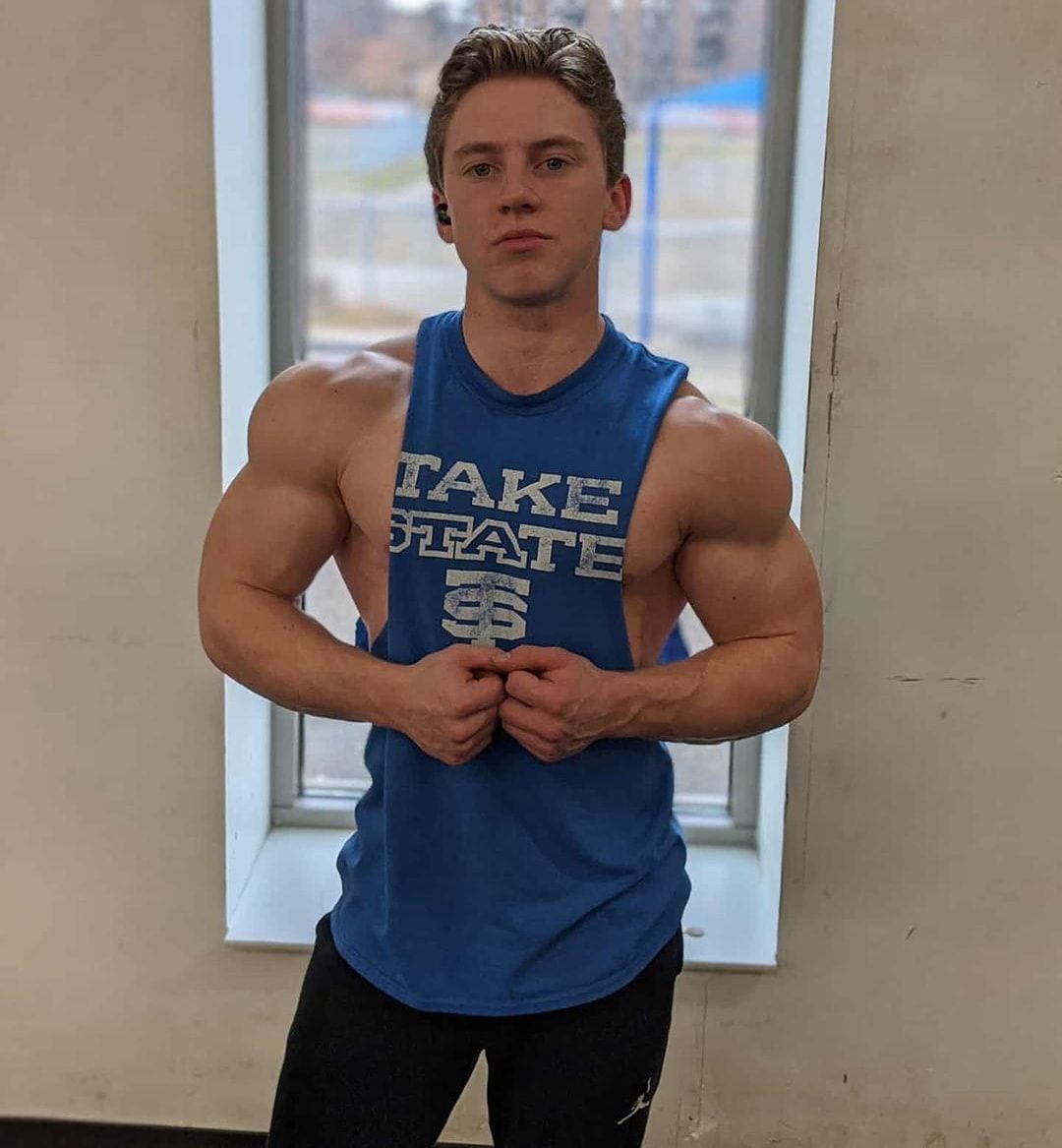 Danny ~ Bodybuilder muscle flexing and posing